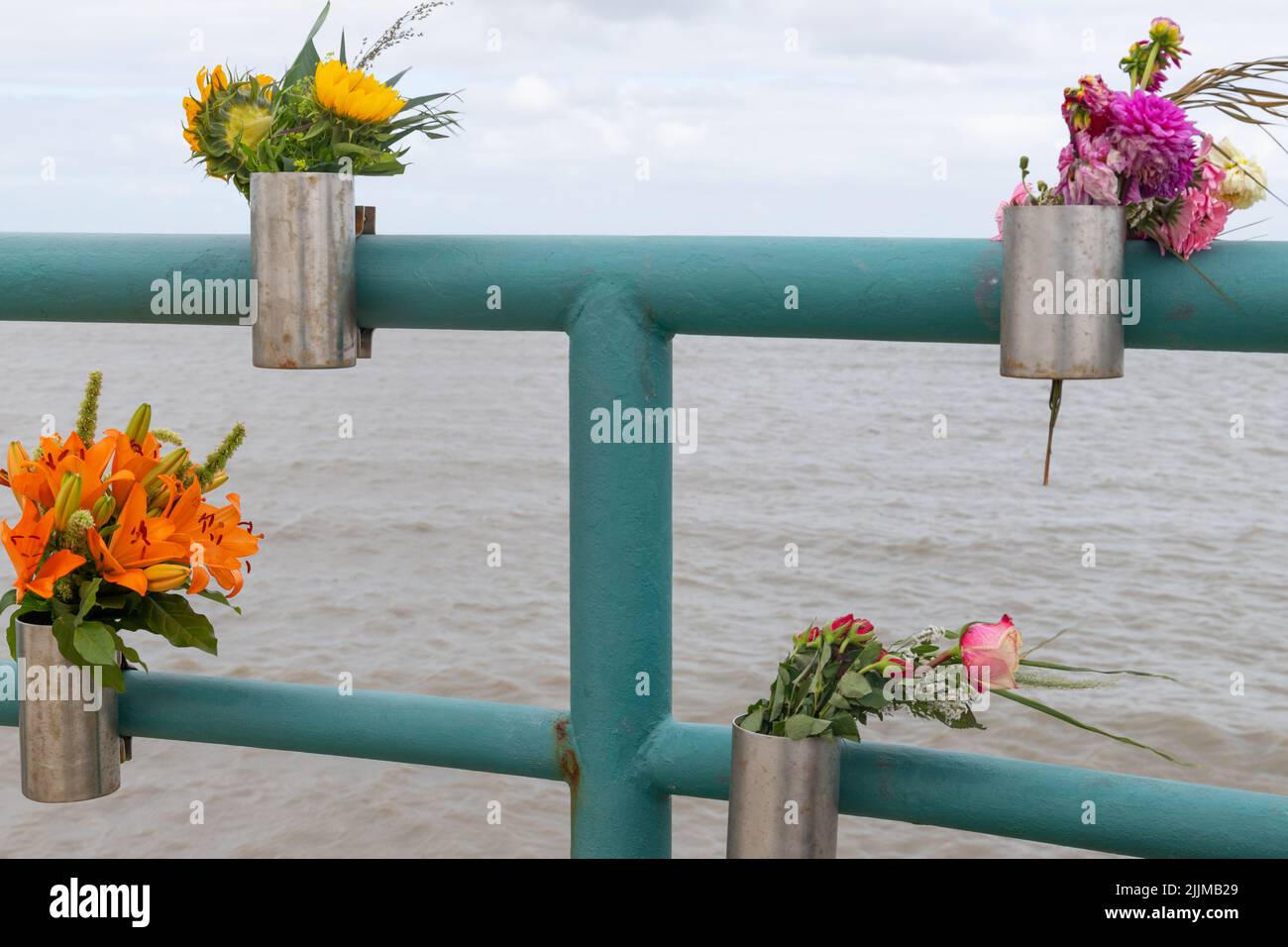 Floral wreath remembrance sea hi-res stock photography and images - Alamy