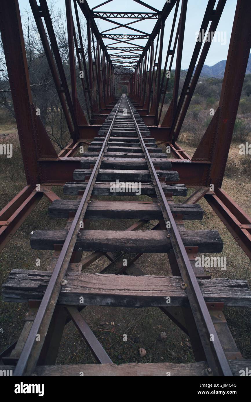 A view of Old Rail train bridge on the des Stock Photo - Alamy