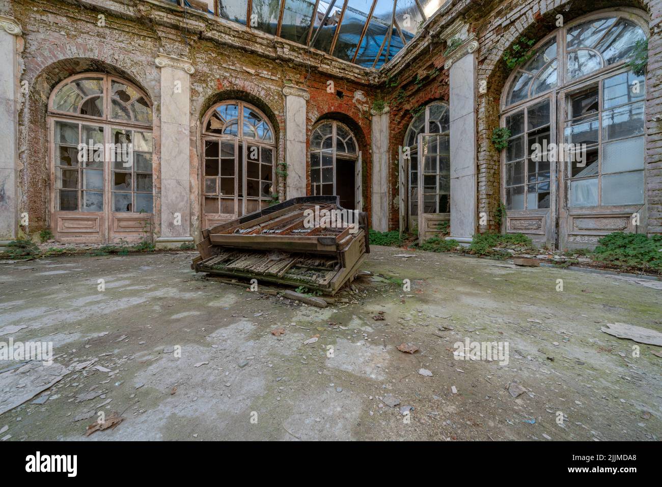 Abandoned piano hi-res stock photography and images - Alamy