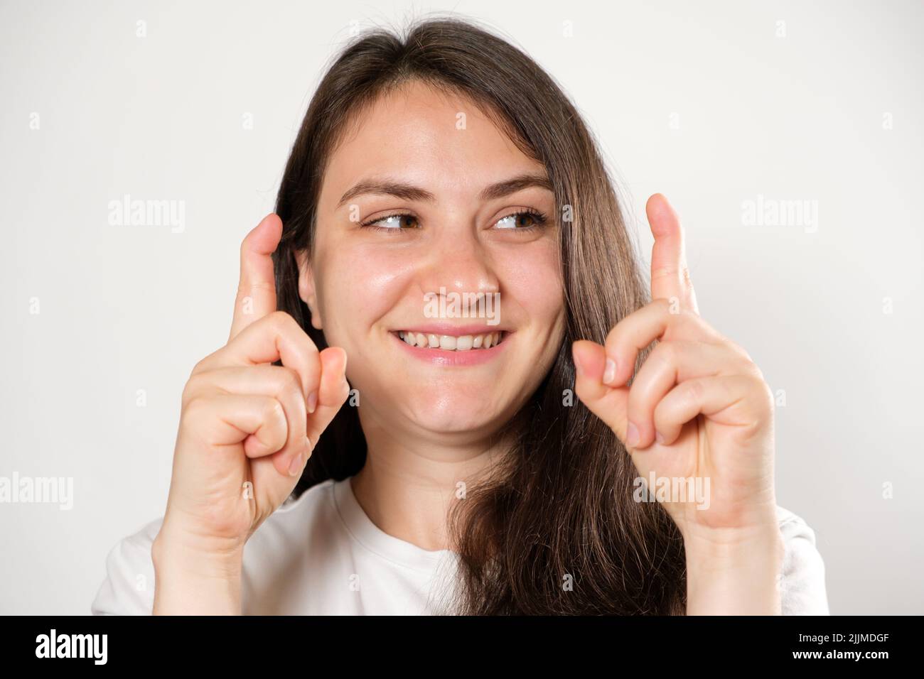 A woman shows an unusual ability to bend her fingers in only one joint ...