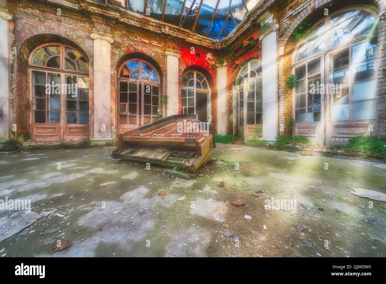 Abandoned piano hi-res stock photography and images - Alamy