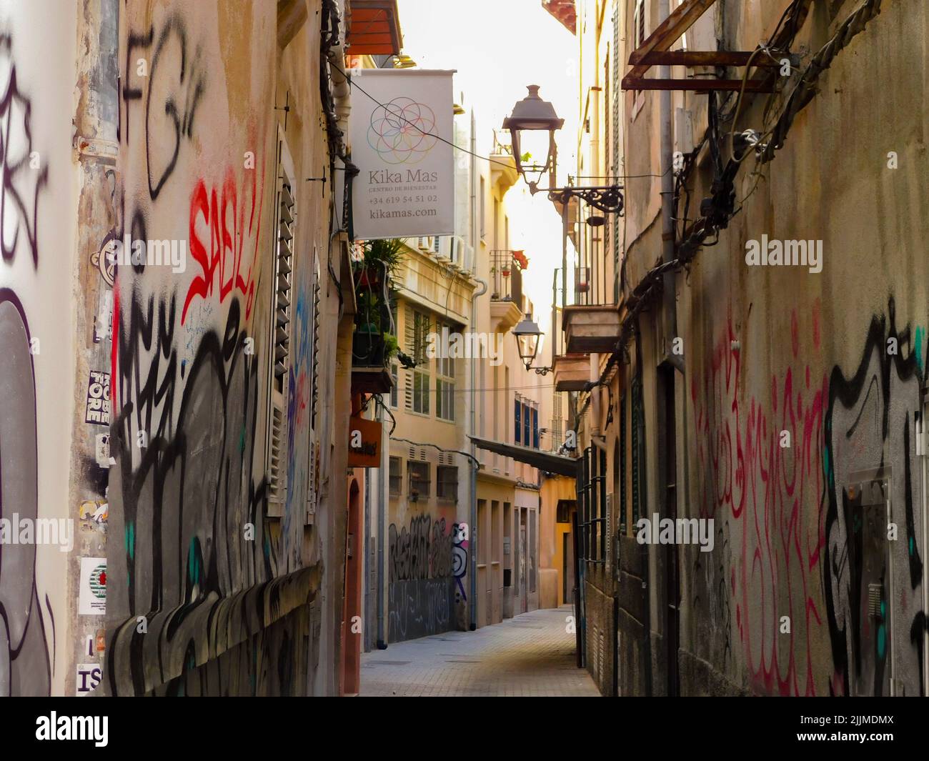 Alley between two buildings hi-res stock photography and images - Alamy