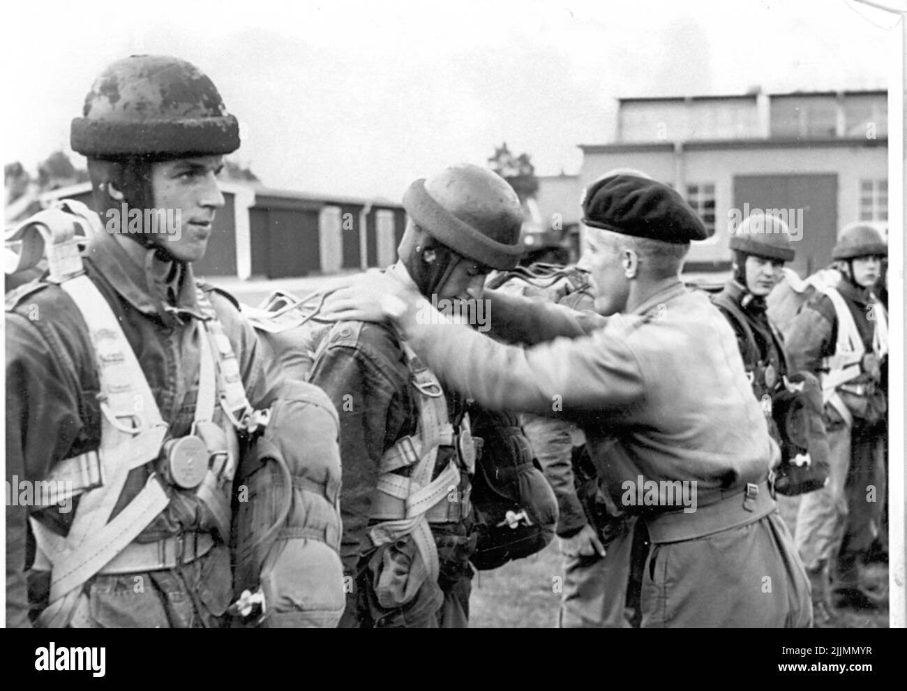 1950s in army uniform hi-res stock photography and images - Alamy