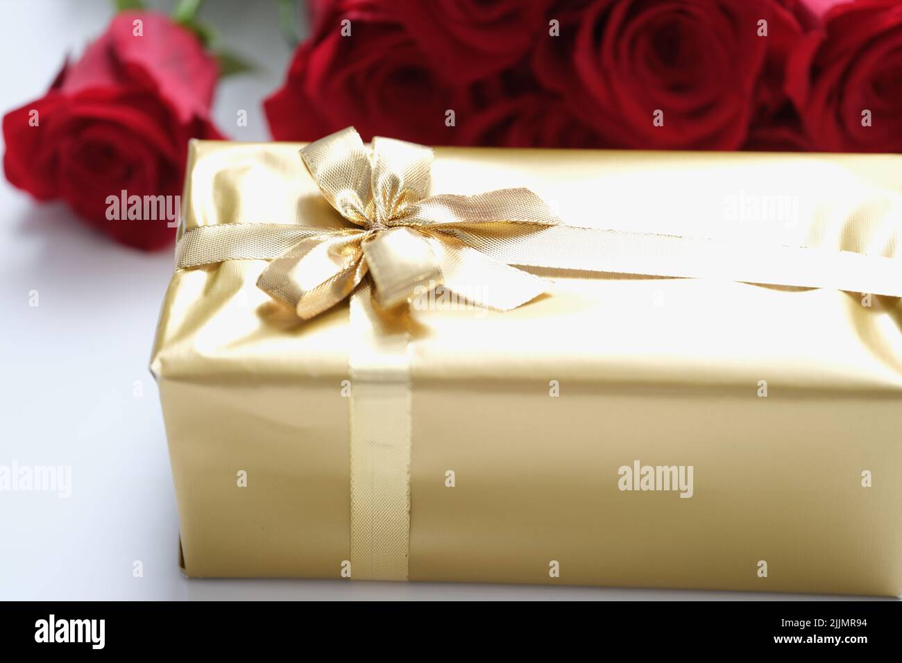 Golden gift box bouquet hi-res stock photography and images - Alamy