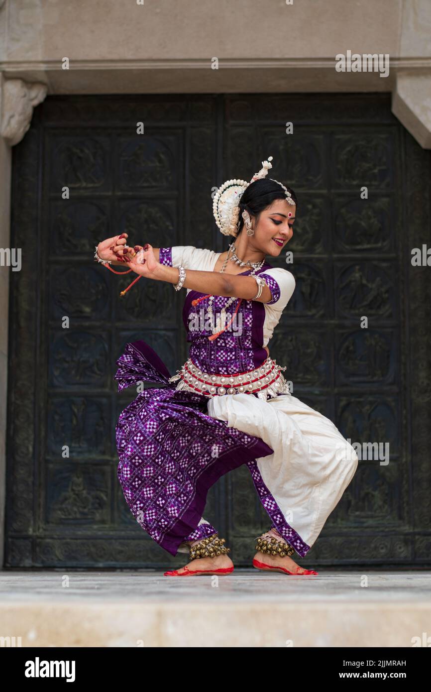 Odissi dress costume hi-res stock photography and images - Alamy