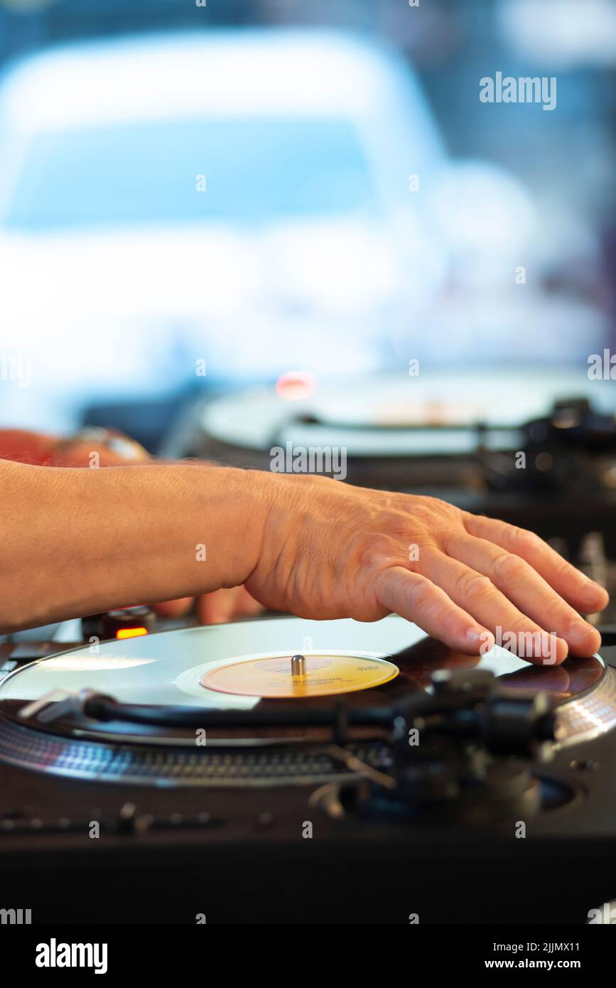 Scratching vinyl record hi-res stock photography and images - Alamy