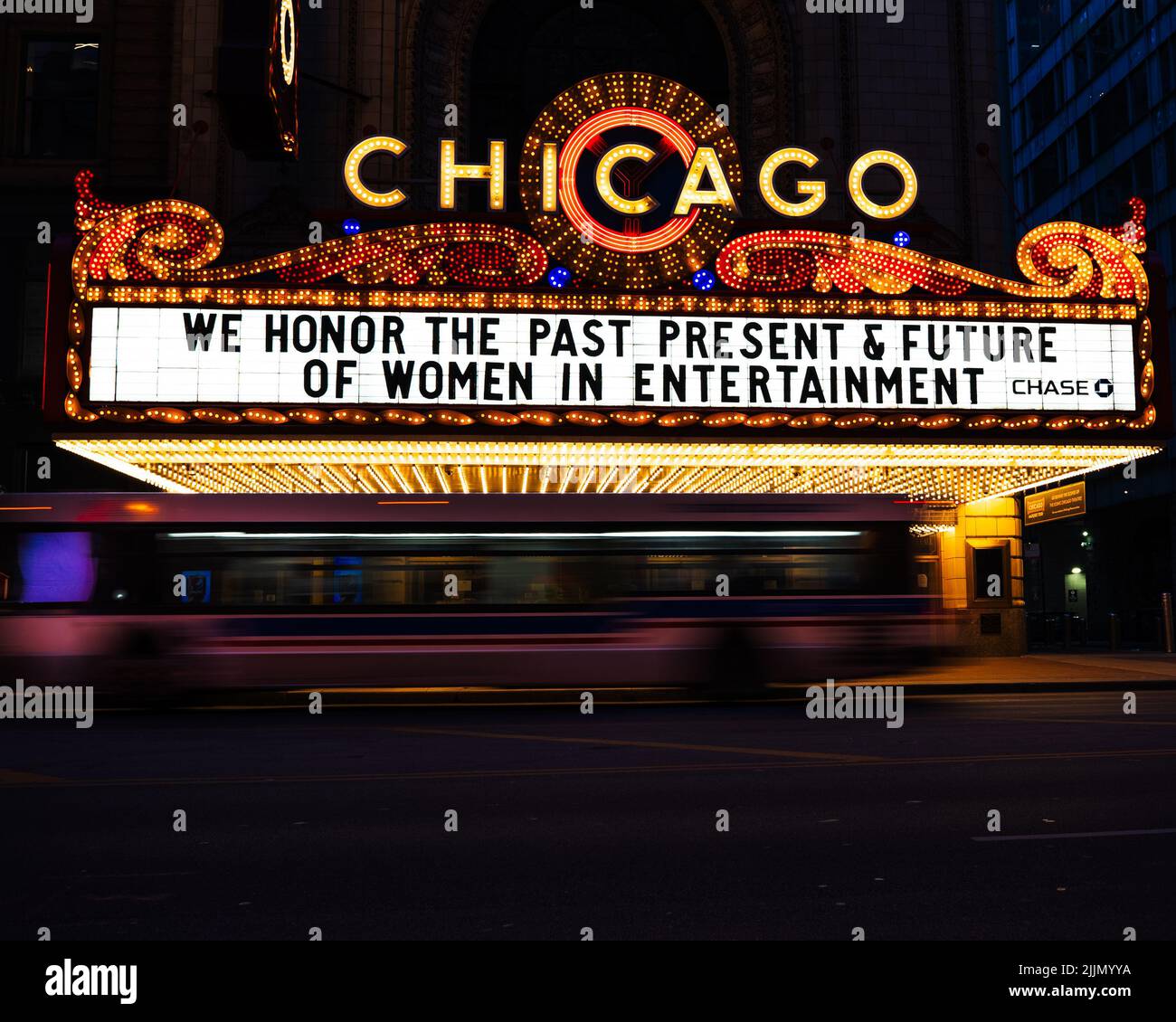 Chicago urban street scene theatre hi-res stock photography and images ...