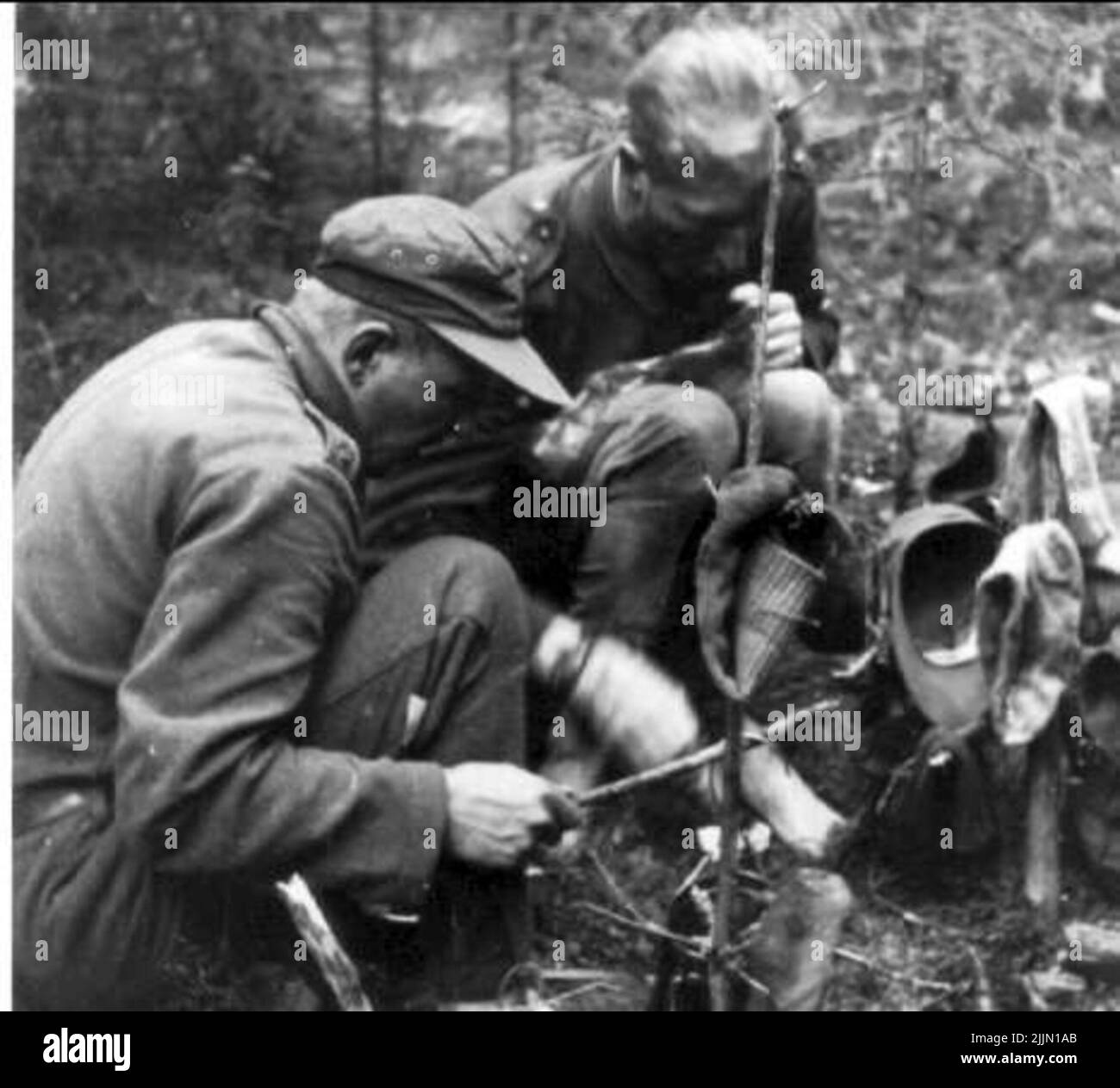 Army soldiers cook military Black and White Stock Photos & Images - Alamy