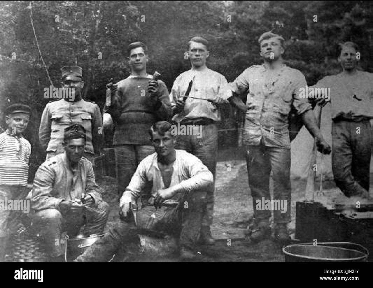 The engineering force, kitchen work in the field, around 1920 Stock ...