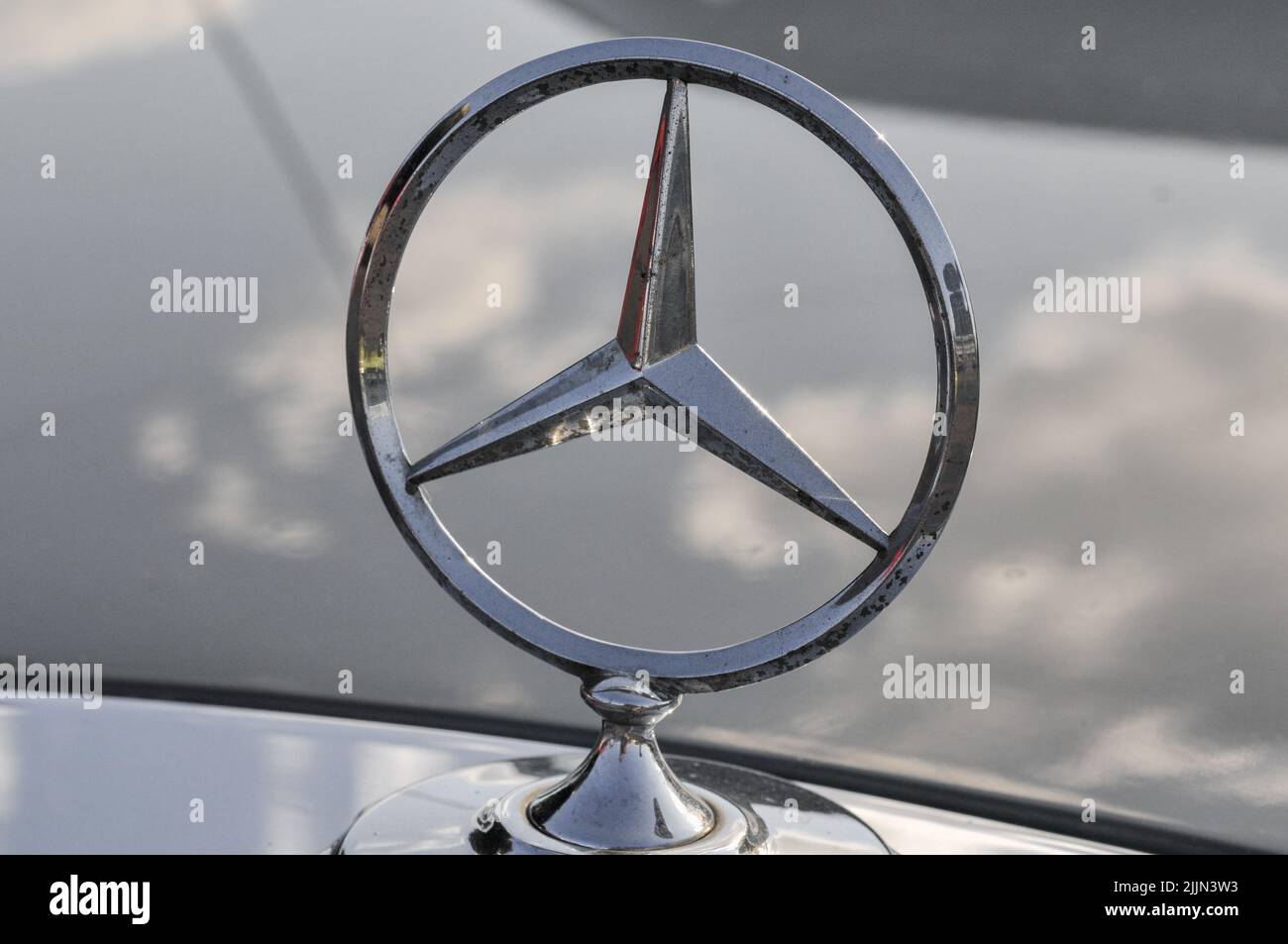 Mercedes benz logo on wheel hi-res stock photography and images - Alamy