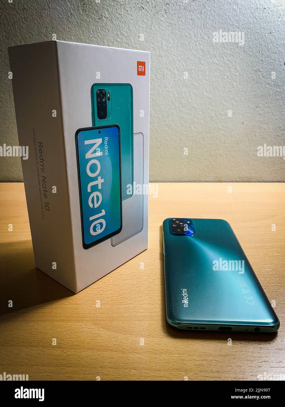 Xiaomi redmi note 10 hi-res stock photography and images - Alamy