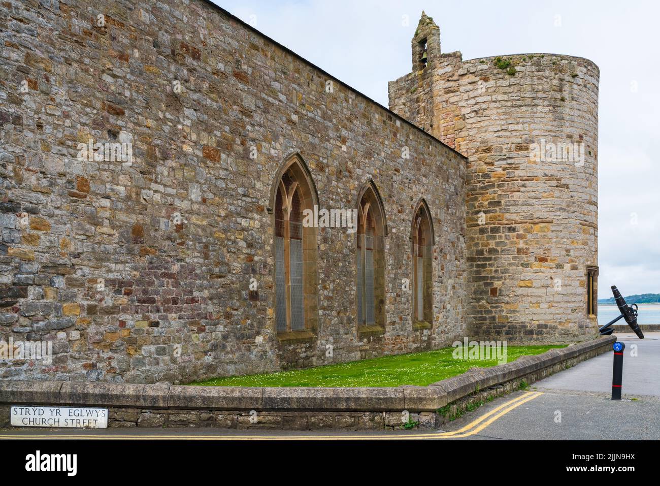 Caernarfon Castle ruins in Caernarfon, Gwynedd, north-west Wales Stock ...
