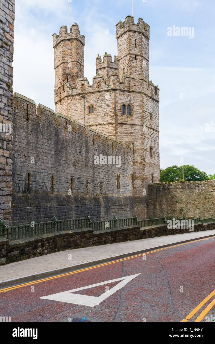 Caernarfon Castle ruins in Caernarfon, Gwynedd, north-west Wales Stock ...