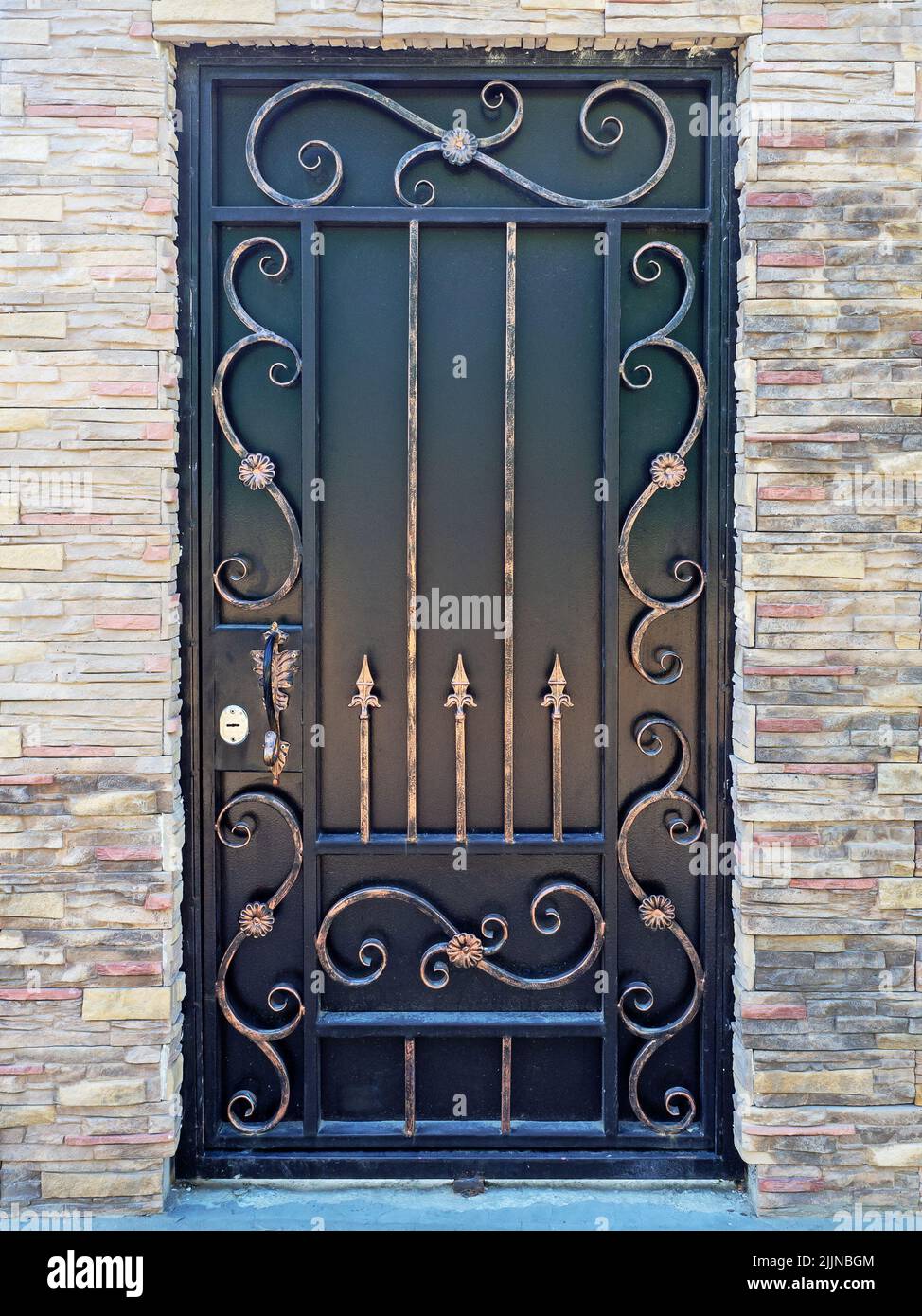 Black massive house gate hi-res stock photography and images - Alamy
