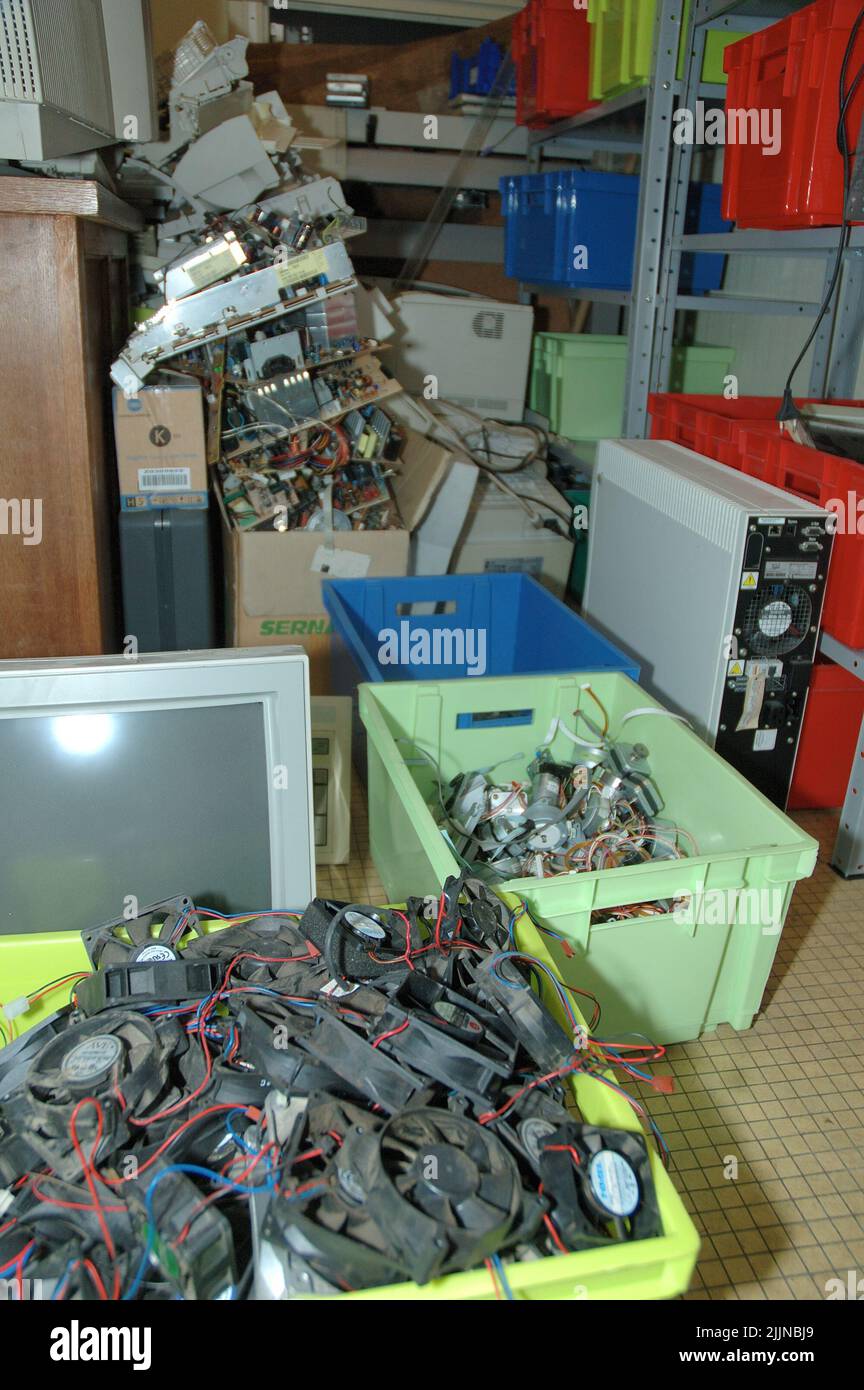 Recyclage de produits informatiques Recycling station for electronical ...