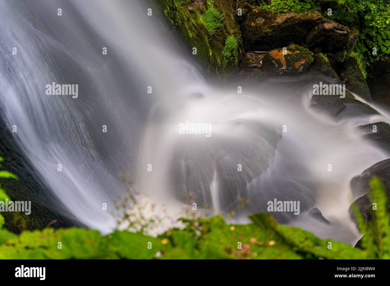 Waterfall running water splashes hi-res stock photography and images ...