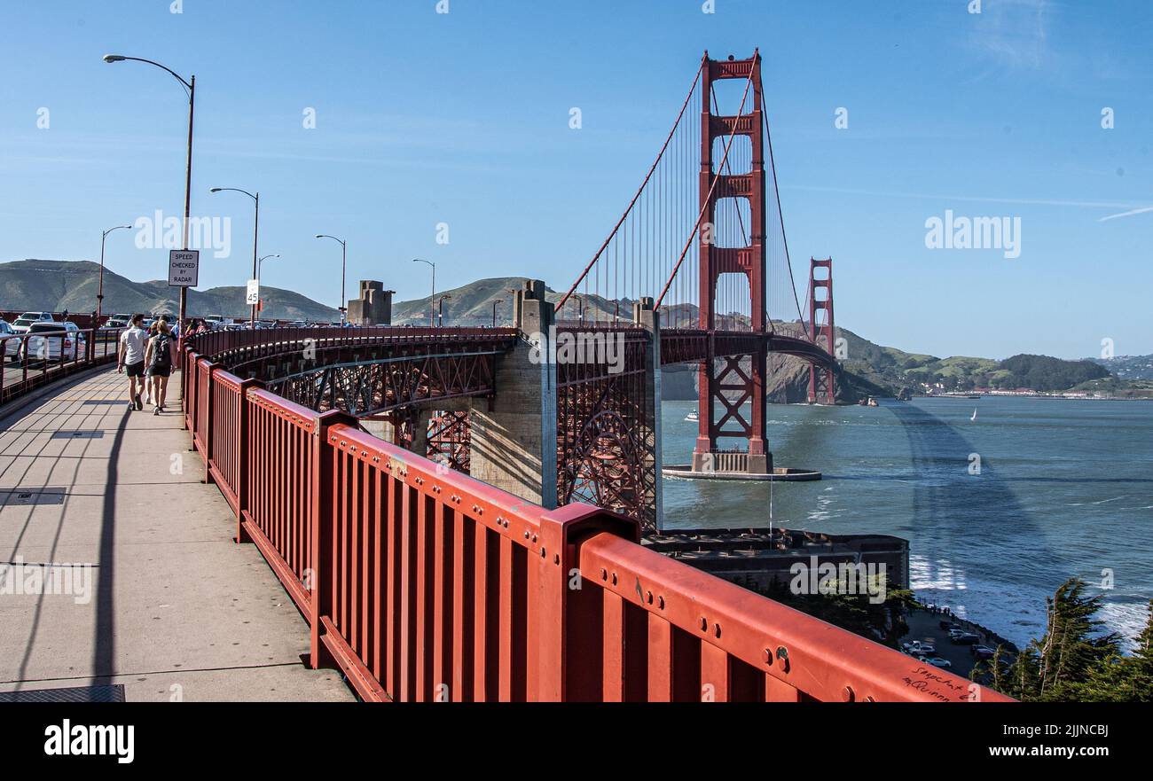 Golden gate bridge people hi-res stock photography and images - Alamy