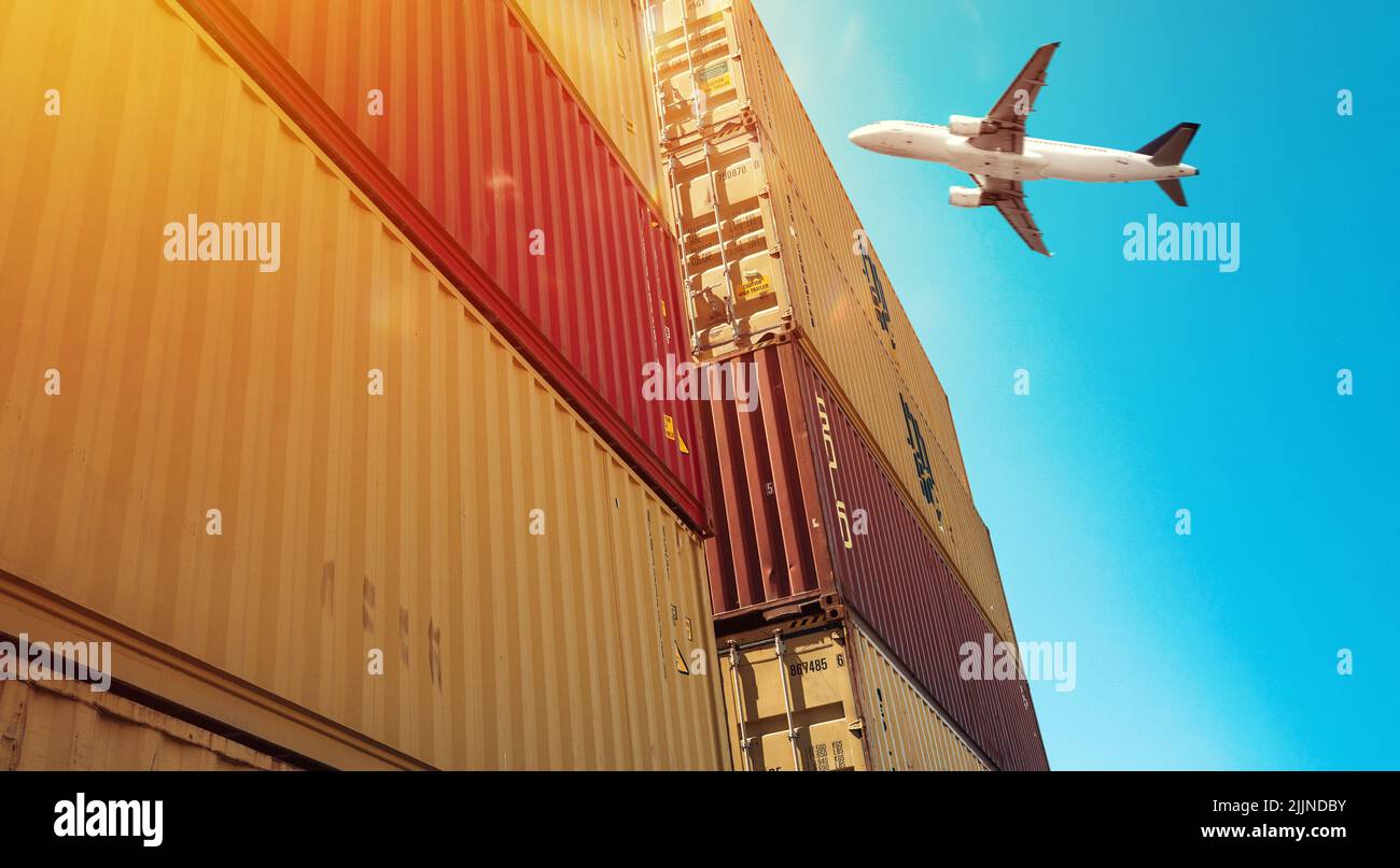 Airplane shipping container hi-res stock photography and images - Alamy