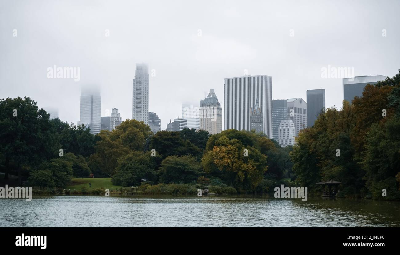 A New York skyscrapers on a rainy day seen from Central Park lake Stock ...