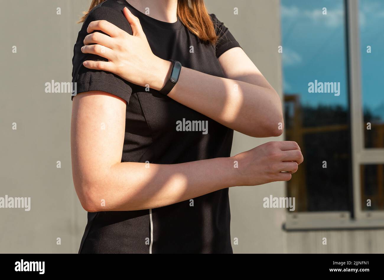 Athlete shoulder pain. Sportswoman suffering from arm ache. Sports ...
