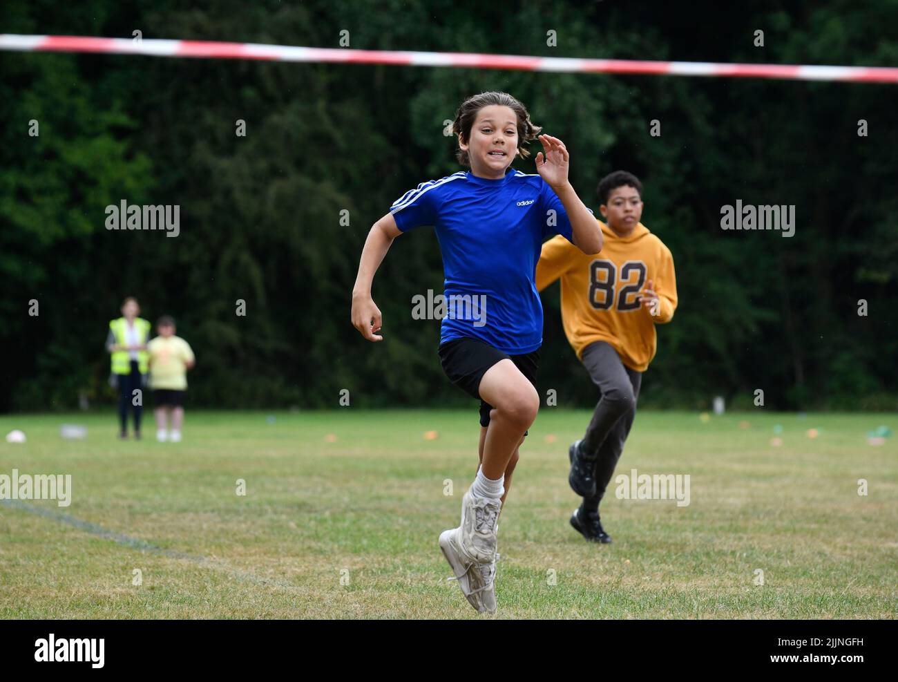Britain 2022 Junior primary school sports day boys running race Stock ...