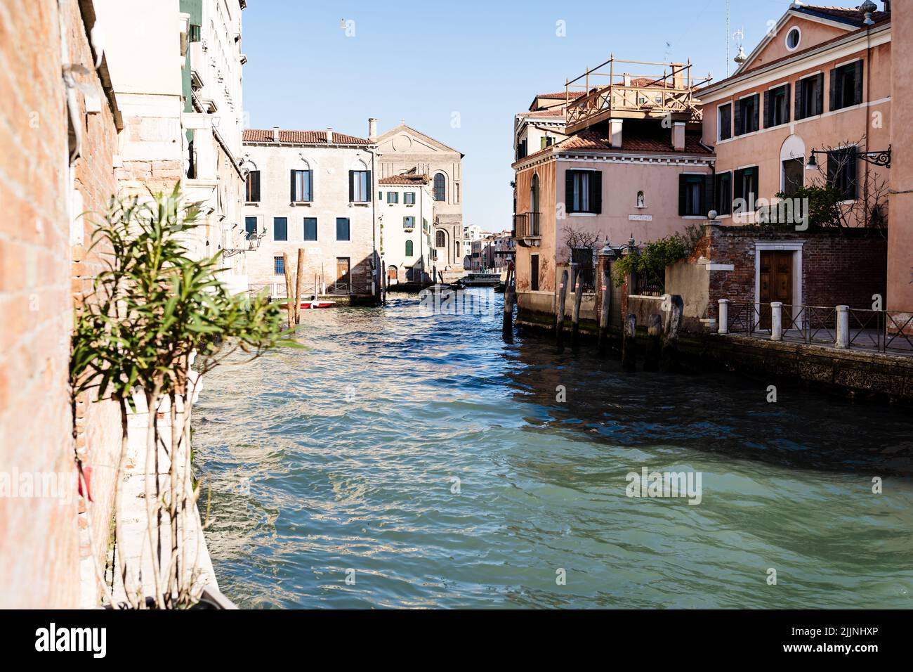 Shadows between buildings hi-res stock photography and images - Alamy