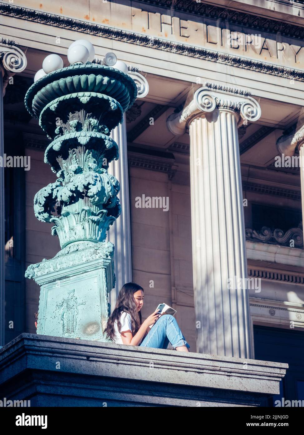 Female reading a book hi-res stock photography and images - Alamy