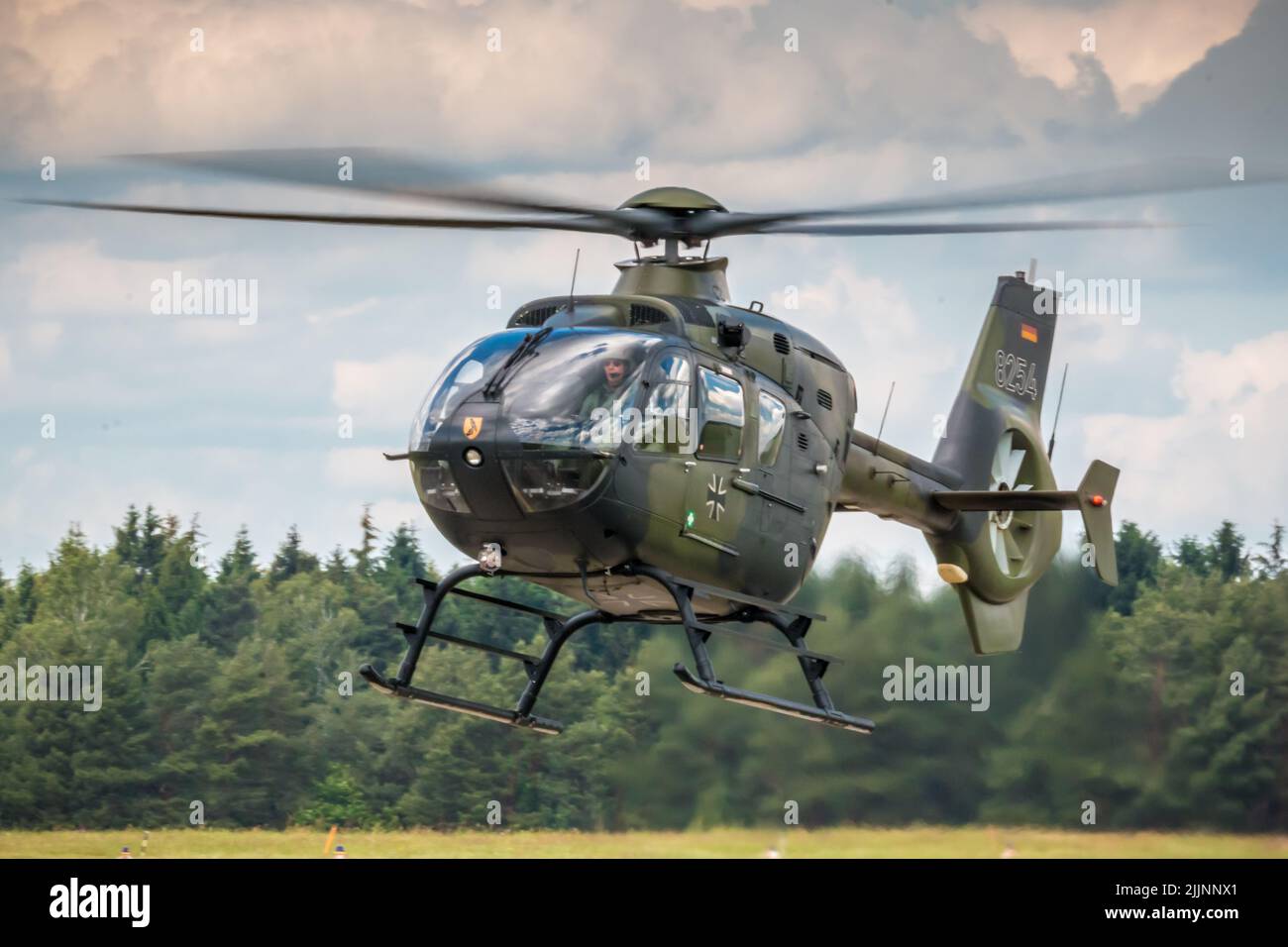 Helicopter landing flying aircraft hi-res stock photography and images ...