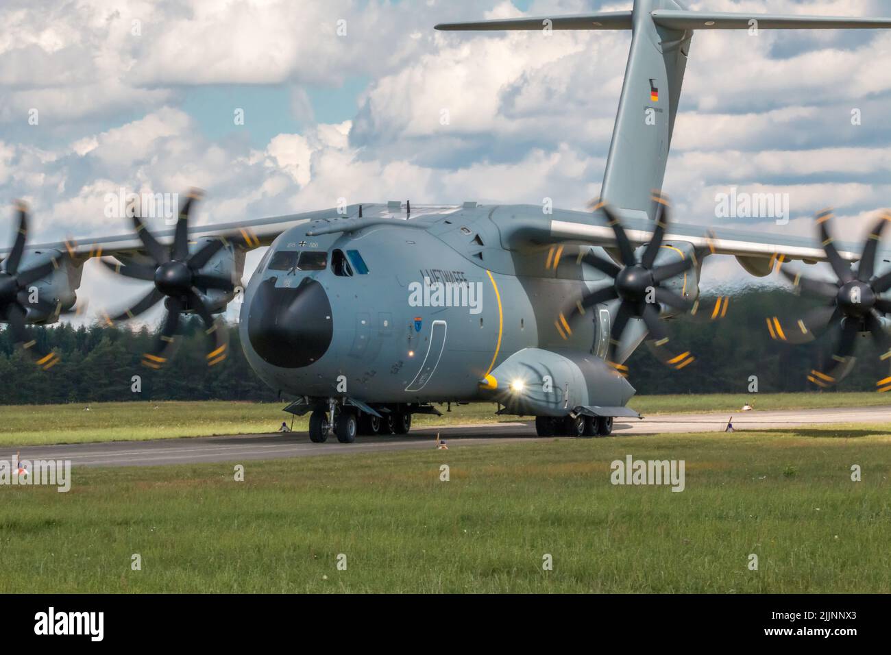 Getting into helicopter hi-res stock photography and images - Alamy