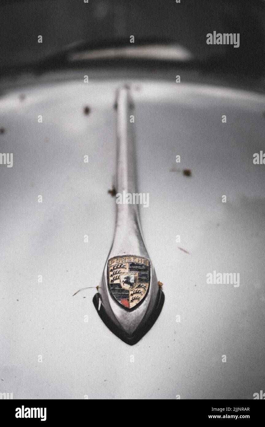 A close-up of the Porsche badge on the car bonnet Stock Photo - Alamy