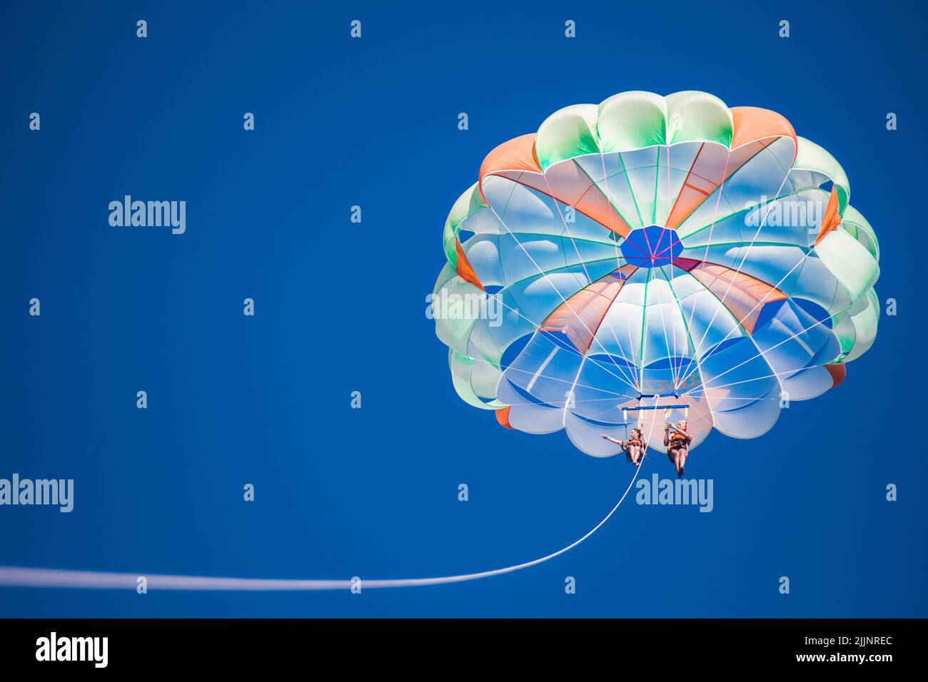 Parasailing on parachute over water hi-res stock photography and images ...