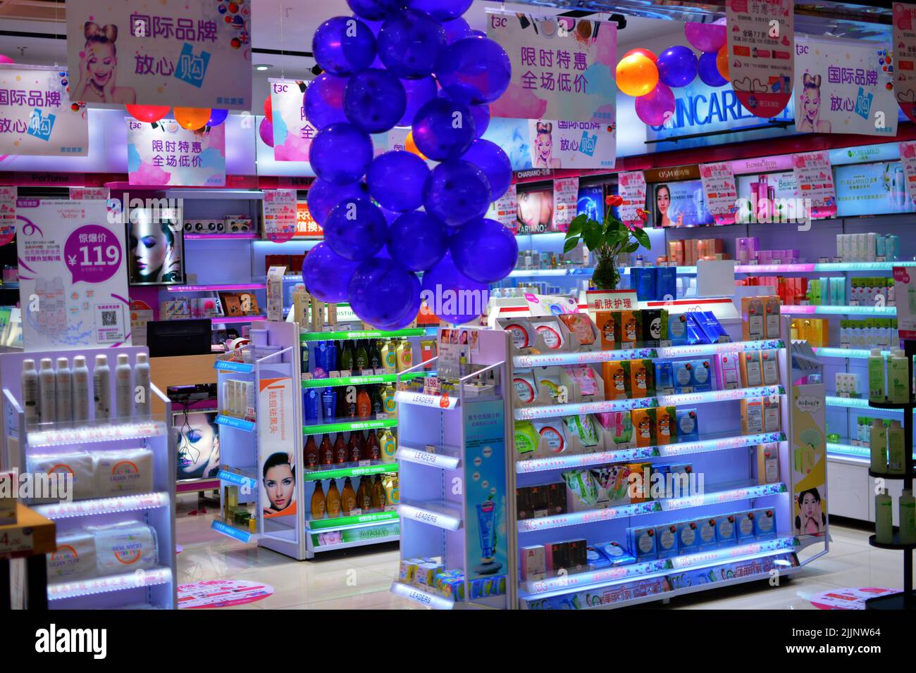 Chinese shopping mall hi-res stock photography and images - Alamy