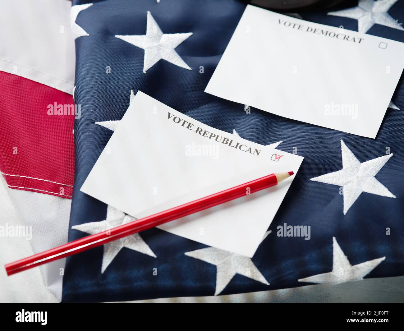 Note slip of paper with pin hi-res stock photography and images - Alamy