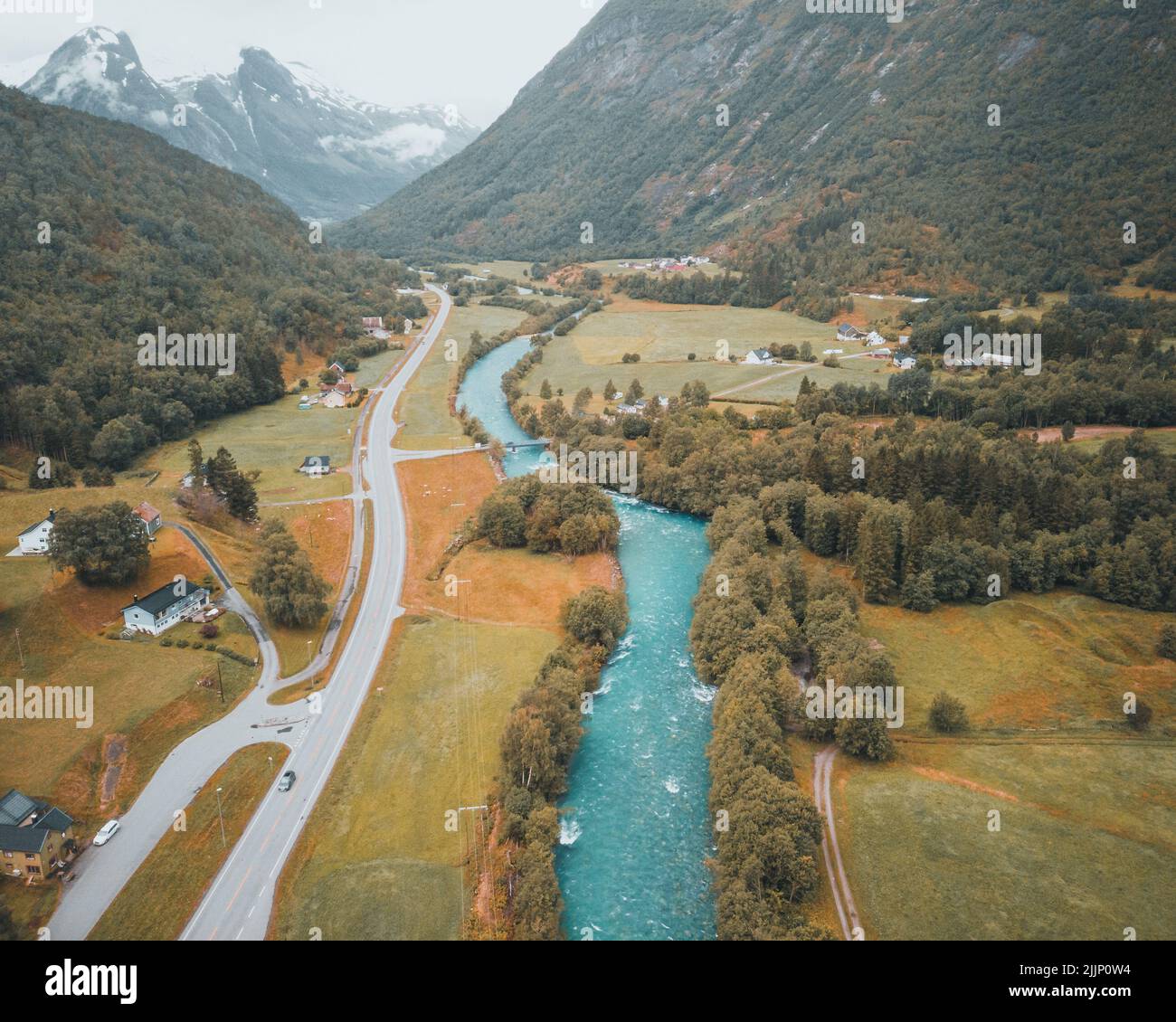 River valley mountain cloud nature scenic hi-res stock photography and ...