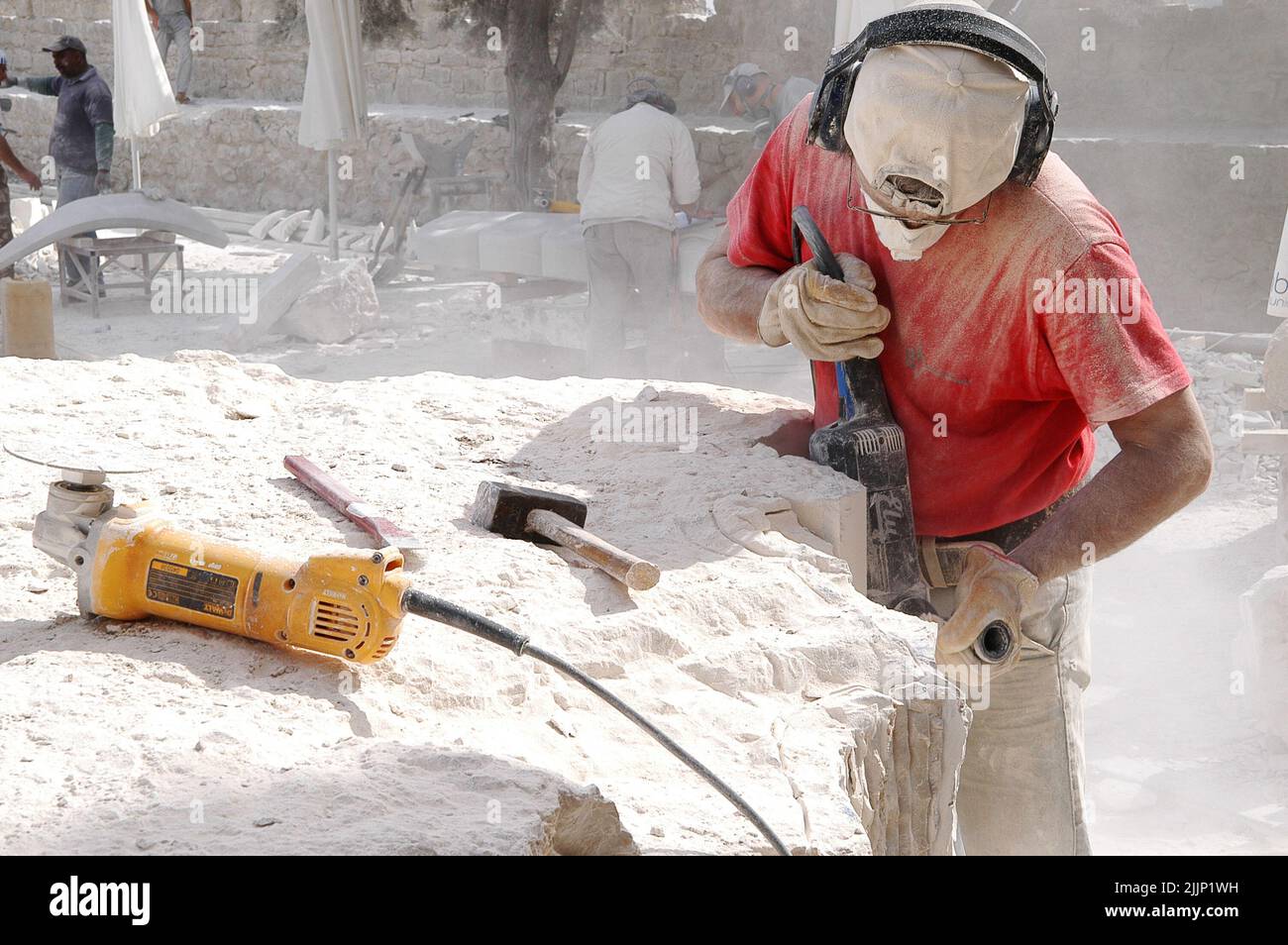 Sculptor working stone hi-res stock photography and images - Alamy