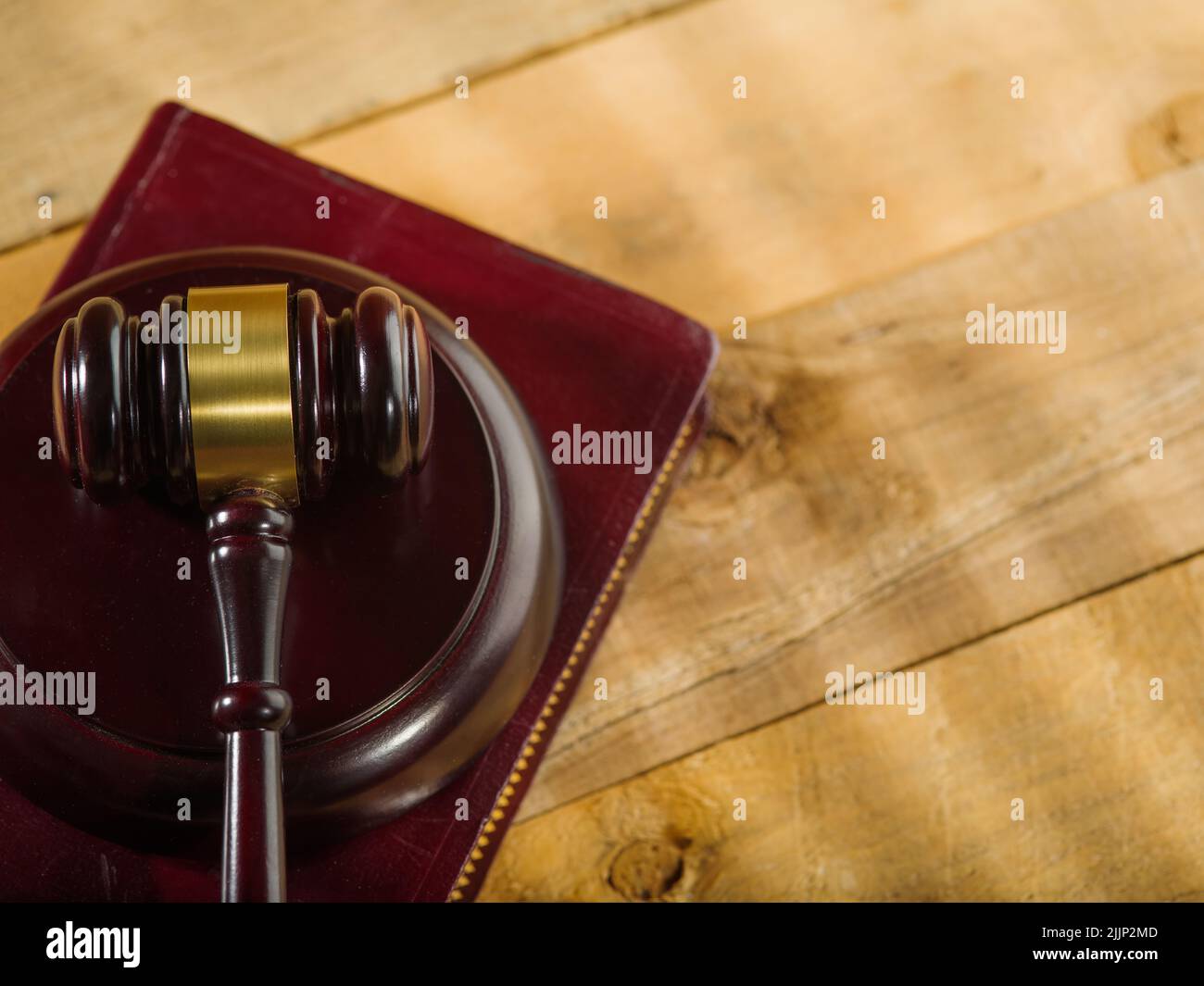 Judge bench and gavel hi-res stock photography and images - Alamy