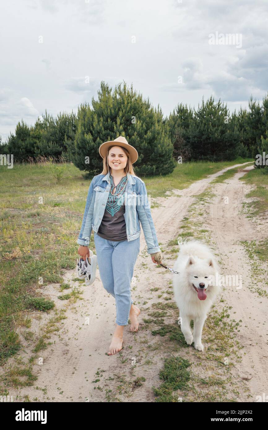 Female samoyed hi-res stock photography and images - Alamy