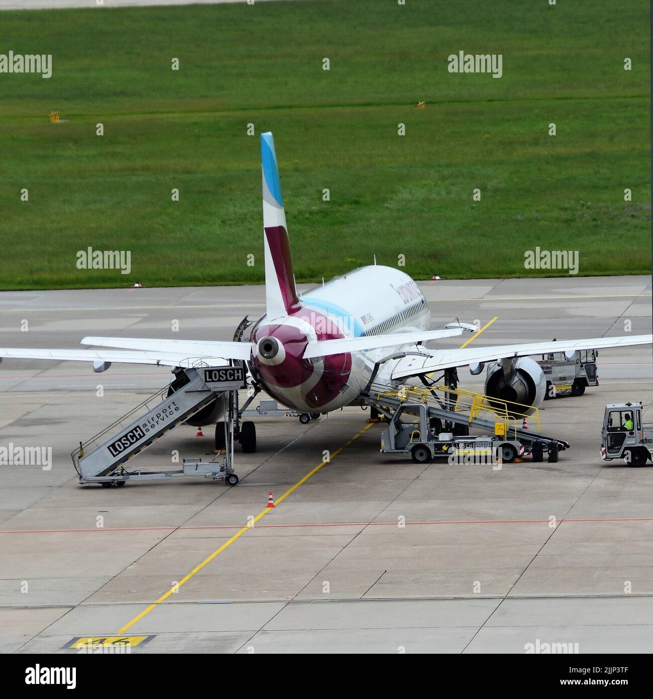 Jet loading hi-res stock photography and images - Alamy