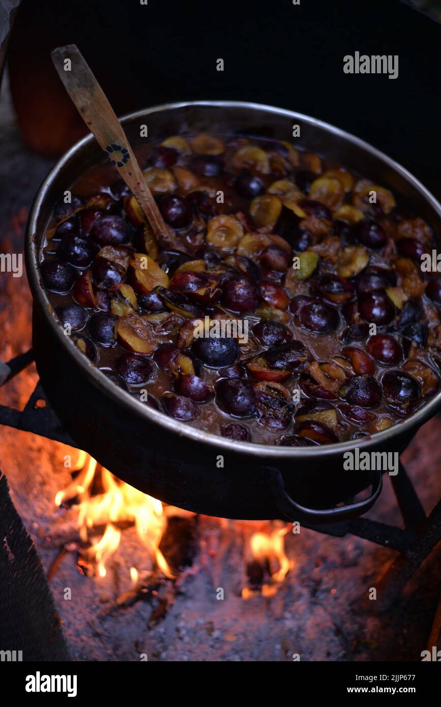 Cooked over fire hi-res stock photography and images - Alamy