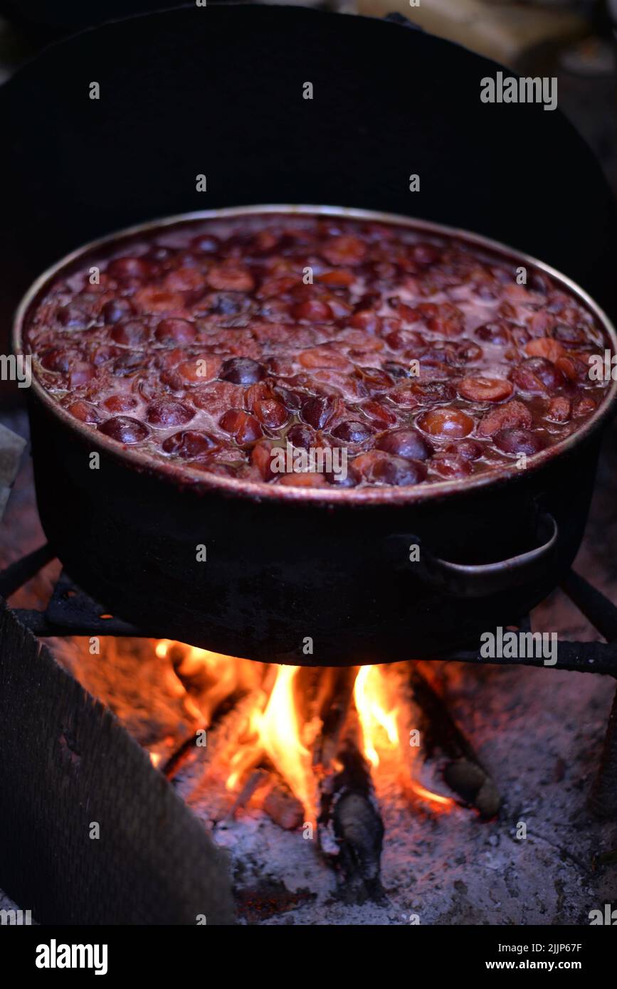 Cooked over fire hi-res stock photography and images - Alamy