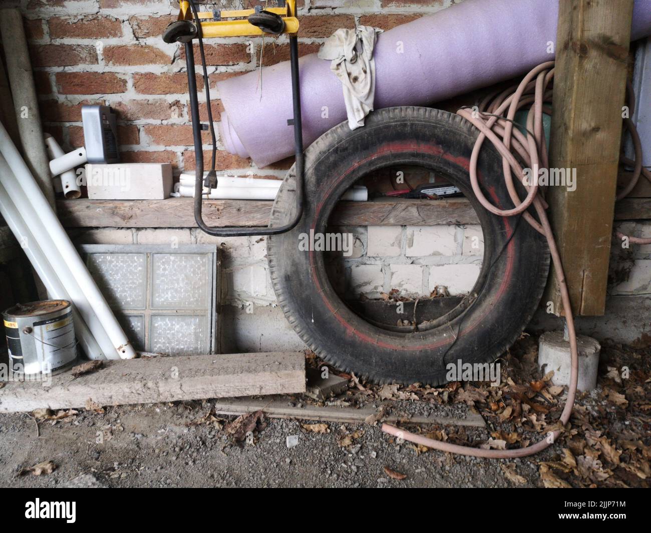 Messy garage hi-res stock photography and images - Alamy