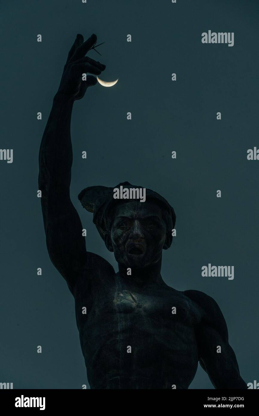 Touching a statue hi-res stock photography and images - Alamy