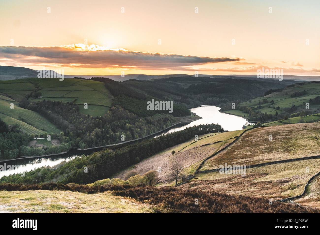 Sunset at Lady Bower reservoir in the Peak District National Park ...