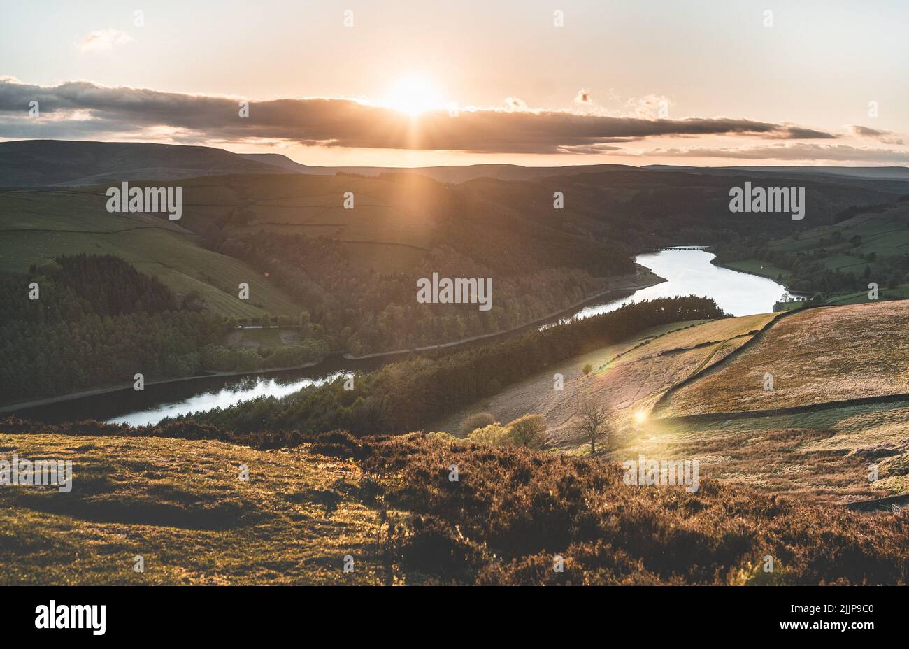 Sunset at Lady Bower reservoir in the Peak District National Park ...