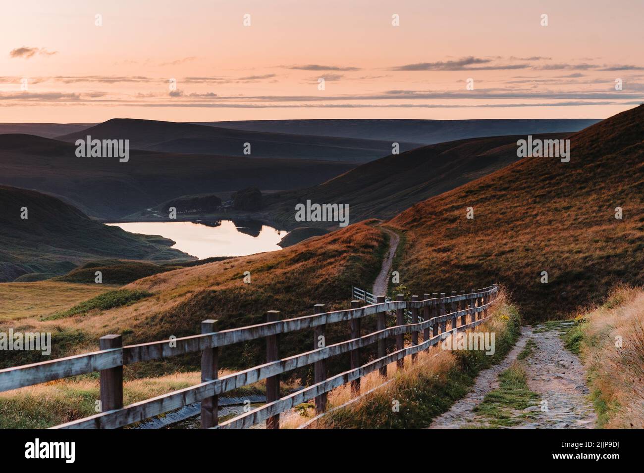 Wessenden Head Reservoir during sunset, view for the reservoir, Peak ...