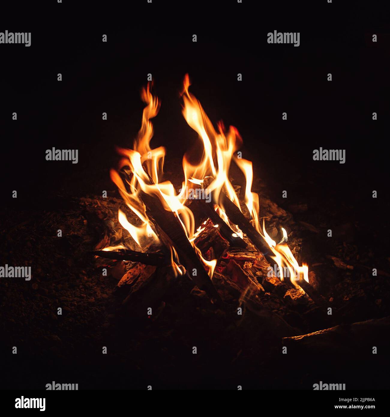 Campfire in the dark hi-res stock photography and images - Alamy