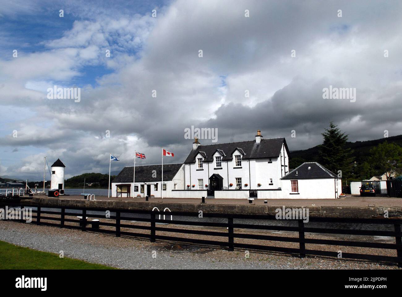 THE LOCK KEEPERS HOUSE AT THE WESTERN END OF THE CALEDONIAN CANAL. PIC ...