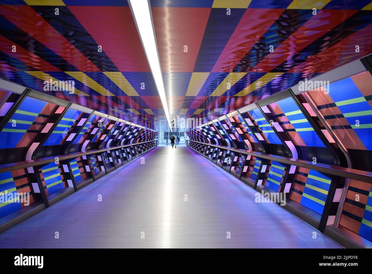 A beautiful decoration design of the Adam's Plaza Bridge in London ...