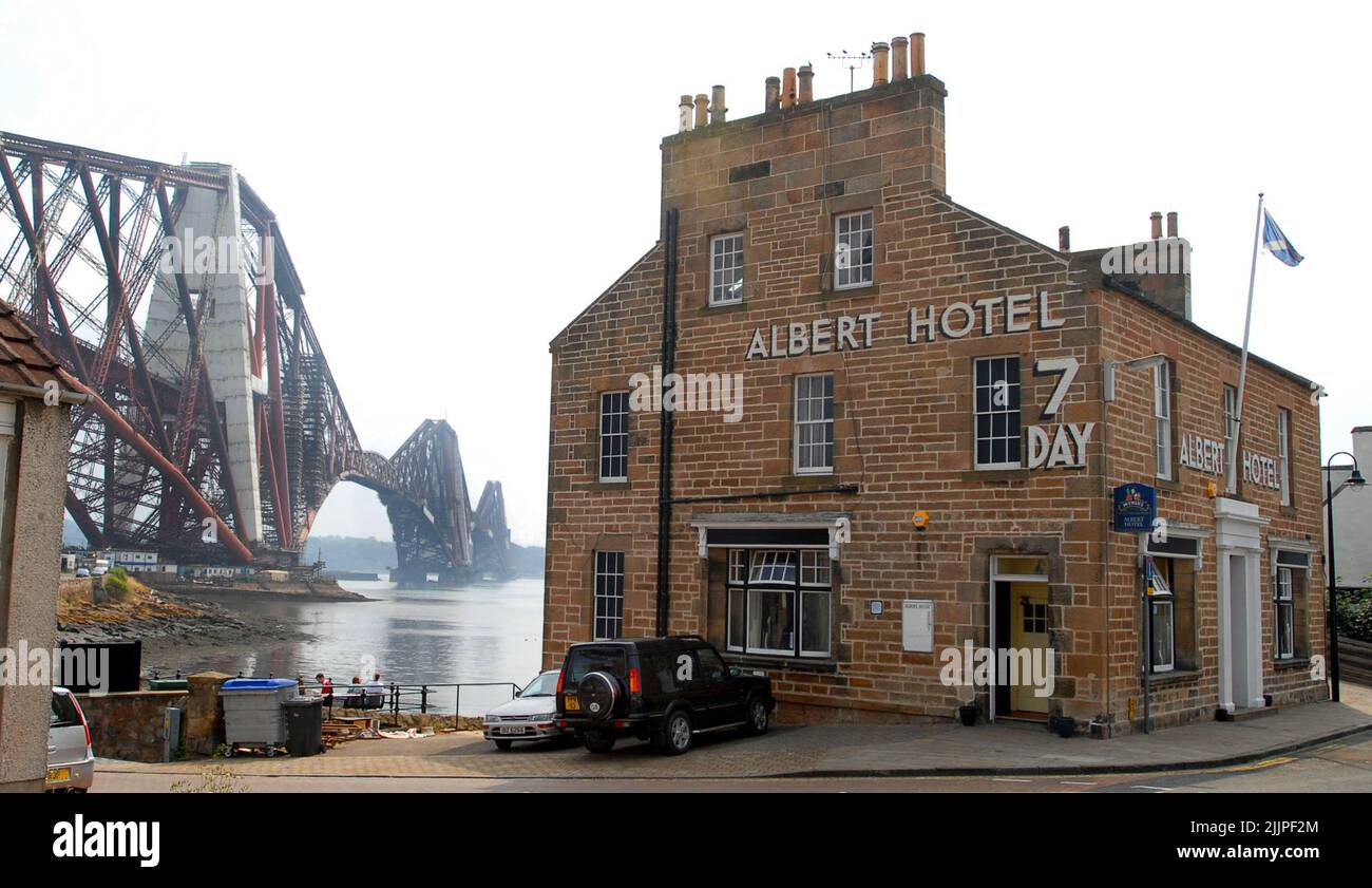 THE ALBERT HOTEL AT THE FORTH BRIDGE THAT CARRIES THE RAILWAY OVER THE ...