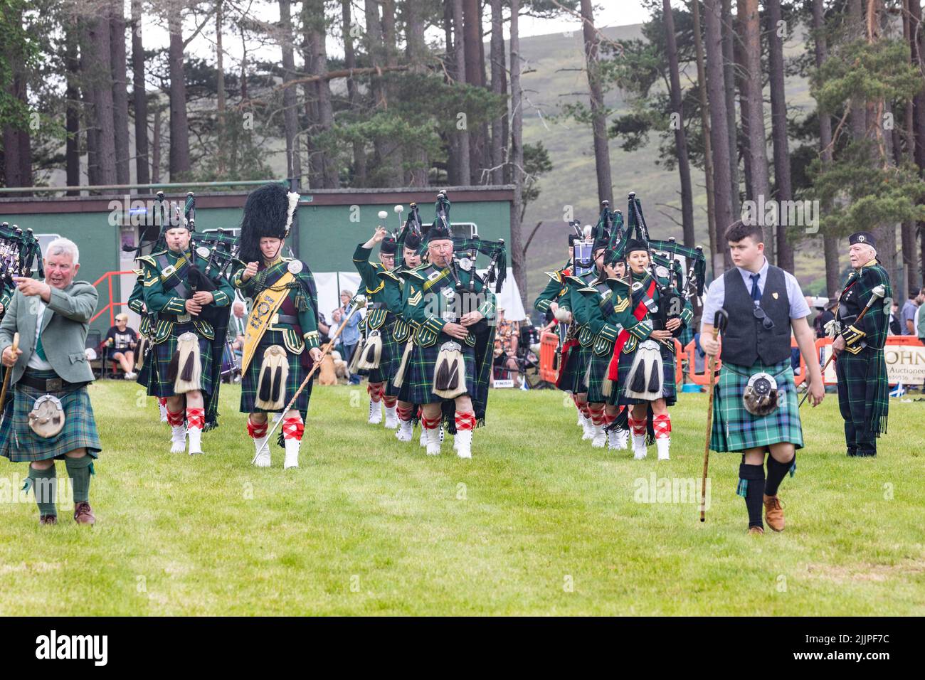 Highland pipe band hi-res stock photography and images - Alamy
